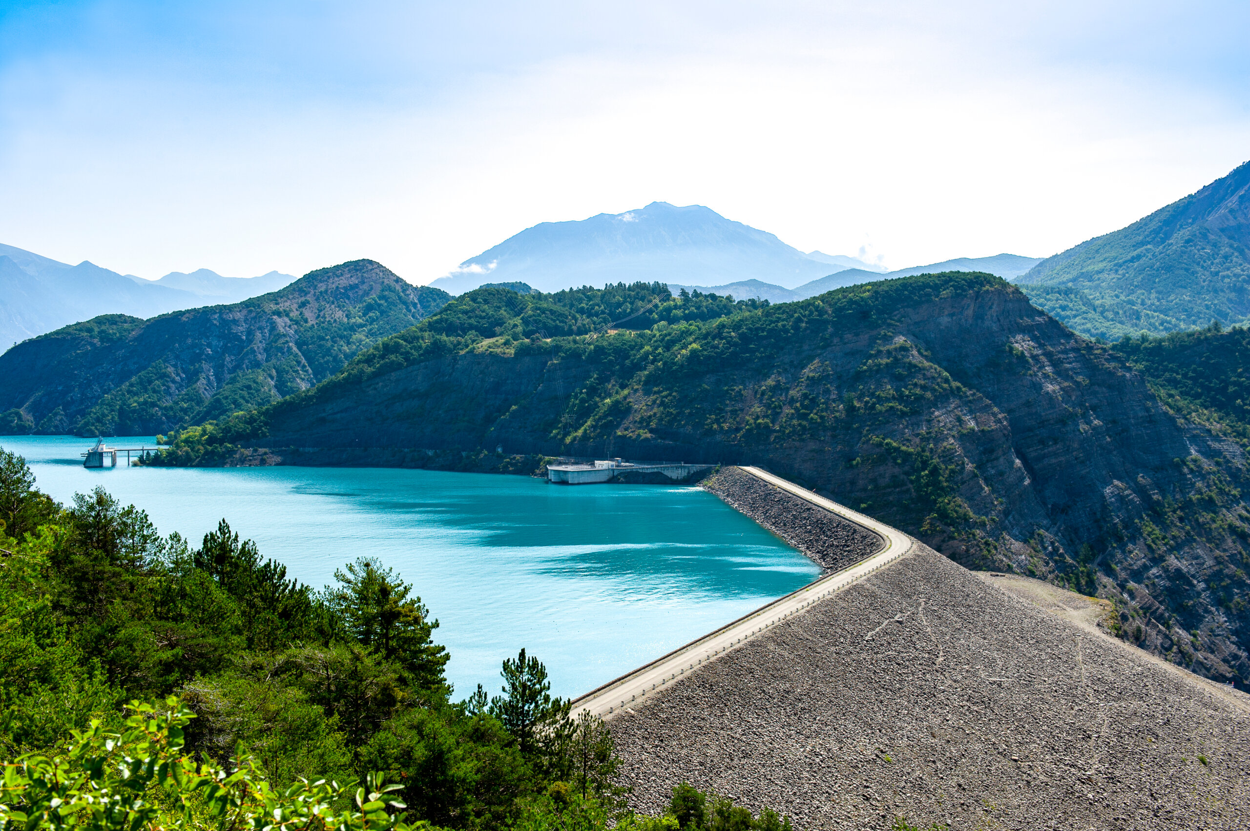 Etudes pour un système de surveillance des barrages auto-ajusté à base d'information physique ...